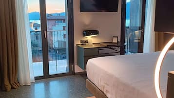 Suite Júnior, 1 cama king-size, terraço, vista para o lago | Lençóis italianos Frette, roupa de alta qualidade, edredões de penas
