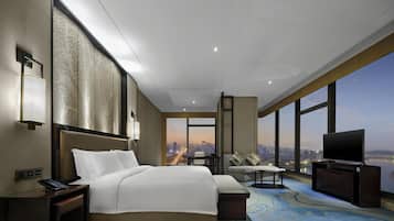 Quarto Premium, 1 cama king-size, vista para o rio | Roupa de alta qualidade, minibar, cofre no quarto, secretária