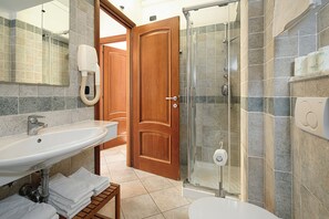 Apartamento, 2 quartos, sacada (Mimosa) | Banheiro | Chuveiro, produtos de toalete grátis, secador de cabelo, bidê