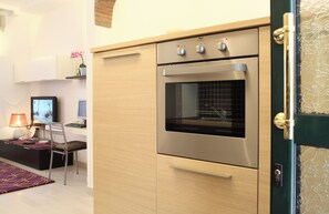Apartment, 2 Bedrooms (Glicine) | Cozinha privada | Geladeira, micro-ondas, fogão, cooktop