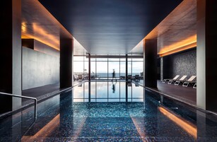 Piscina interior, 2 piscinas exteriores, guarda-sóis, espreguiçadeiras 