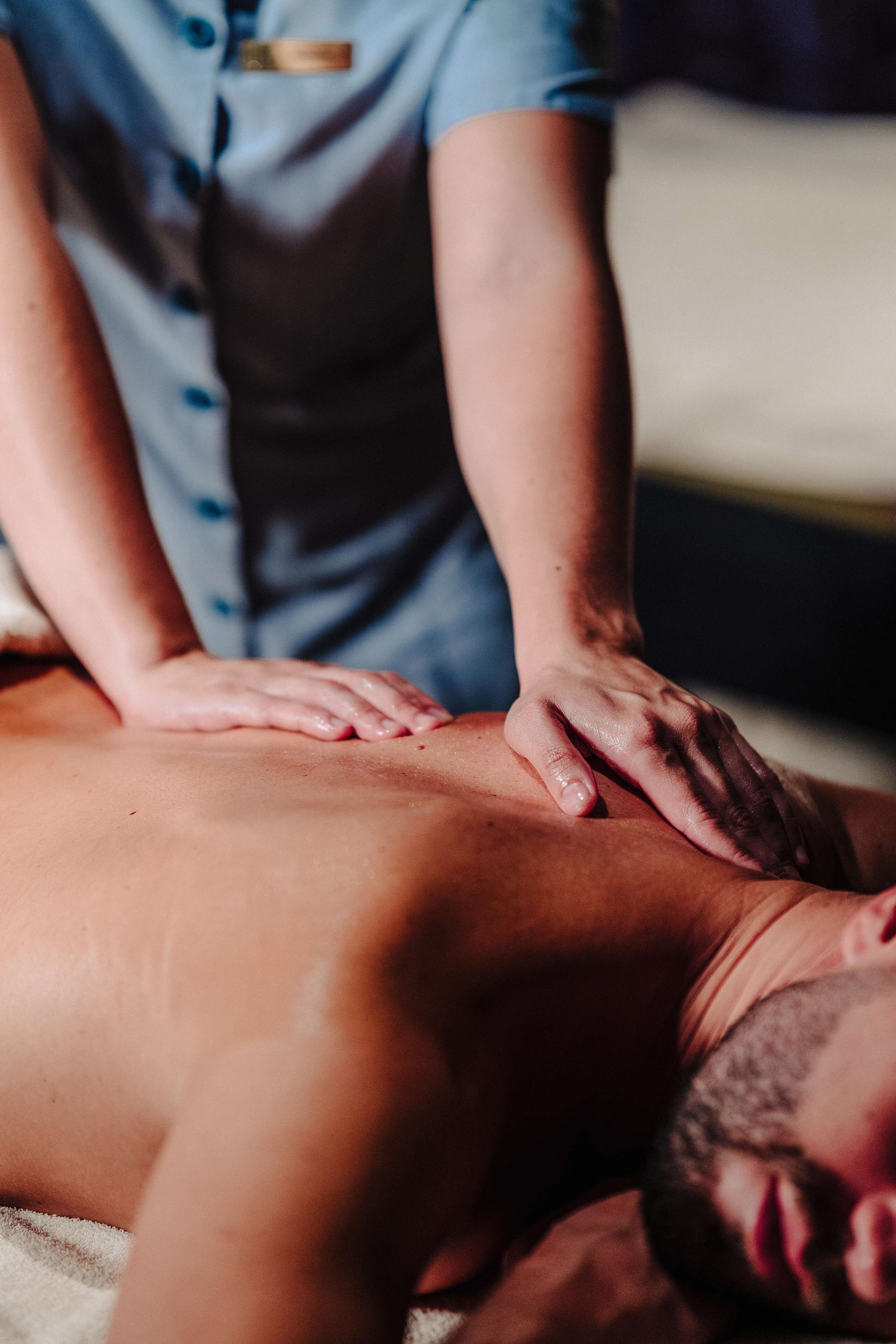 Uma pessoa recebendo massagem nas costas.