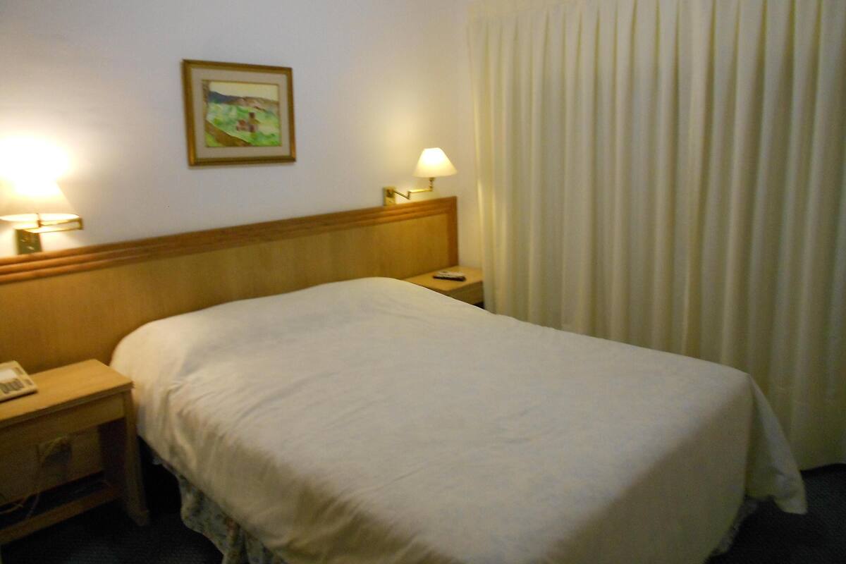 Minibar, cofre no quarto, secretária 