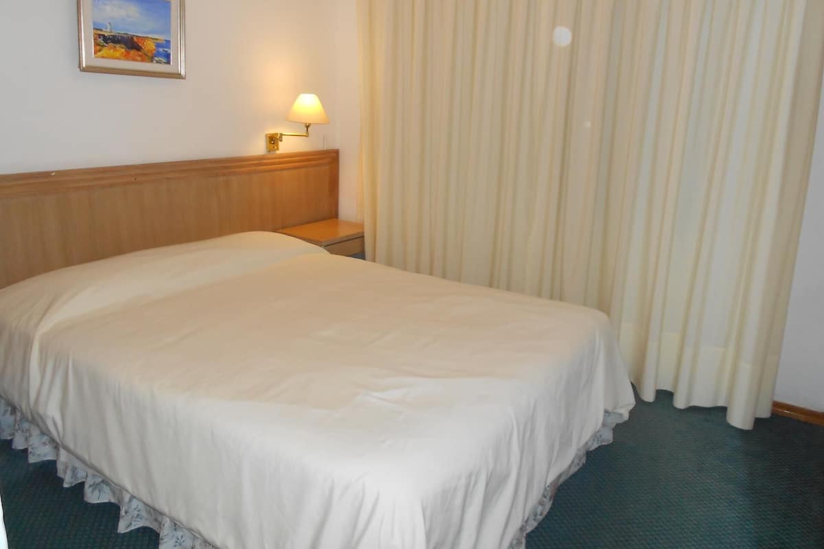 Minibar, cofre no quarto, secretária 