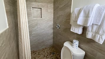 Quarto, 2 camas de casal, para não fumantes | Banheiro | Chuveiro, produtos de toalete grátis, toalhas de banho