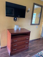 Quarto, 2 camas de casal, para não fumantes | Escrivaninha, ferros/tábuas de passar roupa, Wi-Fi de cortesia