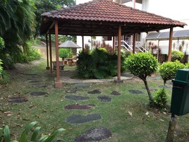 Secretária, secretária adequada para computadores portáteis 