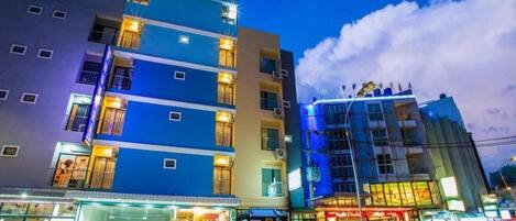 Fachada da propriedade à noite