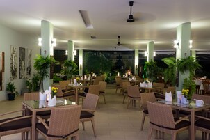 Café da manhã, almoço e jantar; culinária internacional