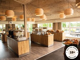 Café da manhã com buffet grátis todos os dias