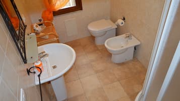 Quarto Duplo ou Twin, pátio (Gialla) | Casa de banho | Um polibã, artigos de higiene pessoal grátis, um secador de cabelo