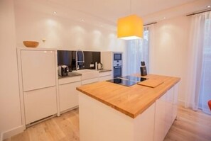 Apartamento superluxo, 2 quartos, sacada | Cozinha privada | Geladeira, micro-ondas, cooktop, lava-louças