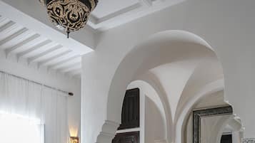 Quarto Royal | Casa de banho | Produtos de higiene exclusivos, um secador de cabelo (mediante pedido)