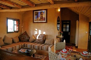 Casa Familiar, 2 quartos, kitchenette, vista para a montanha | Sala | Televisor LCD de 32 polegadas com canais por cabo, televisor 
