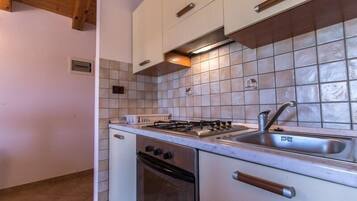 Estúdio Comfort, cozinha, junto ao jardim | Cozinha privada | Um frigorífico (a pedido), um micro-ondas, uma placa de cozinha