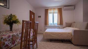 Apartamento Premier, 1 quarto, varanda, no rés do chão | Sala de estar | TV de ecrã plano