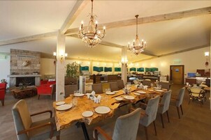 Pequenos-almoços e almoços servidos, incluindo cozinha internacional 