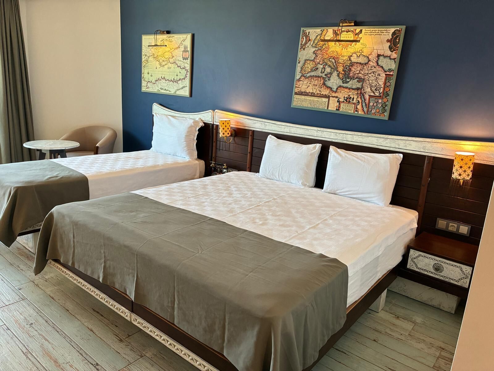 TRIPLE ROOM. | Roupa de alta qualidade, minibar, cofre no quarto 