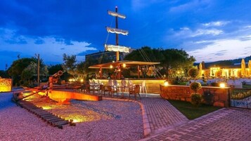 Com vista para a praia, aberto diariamente 