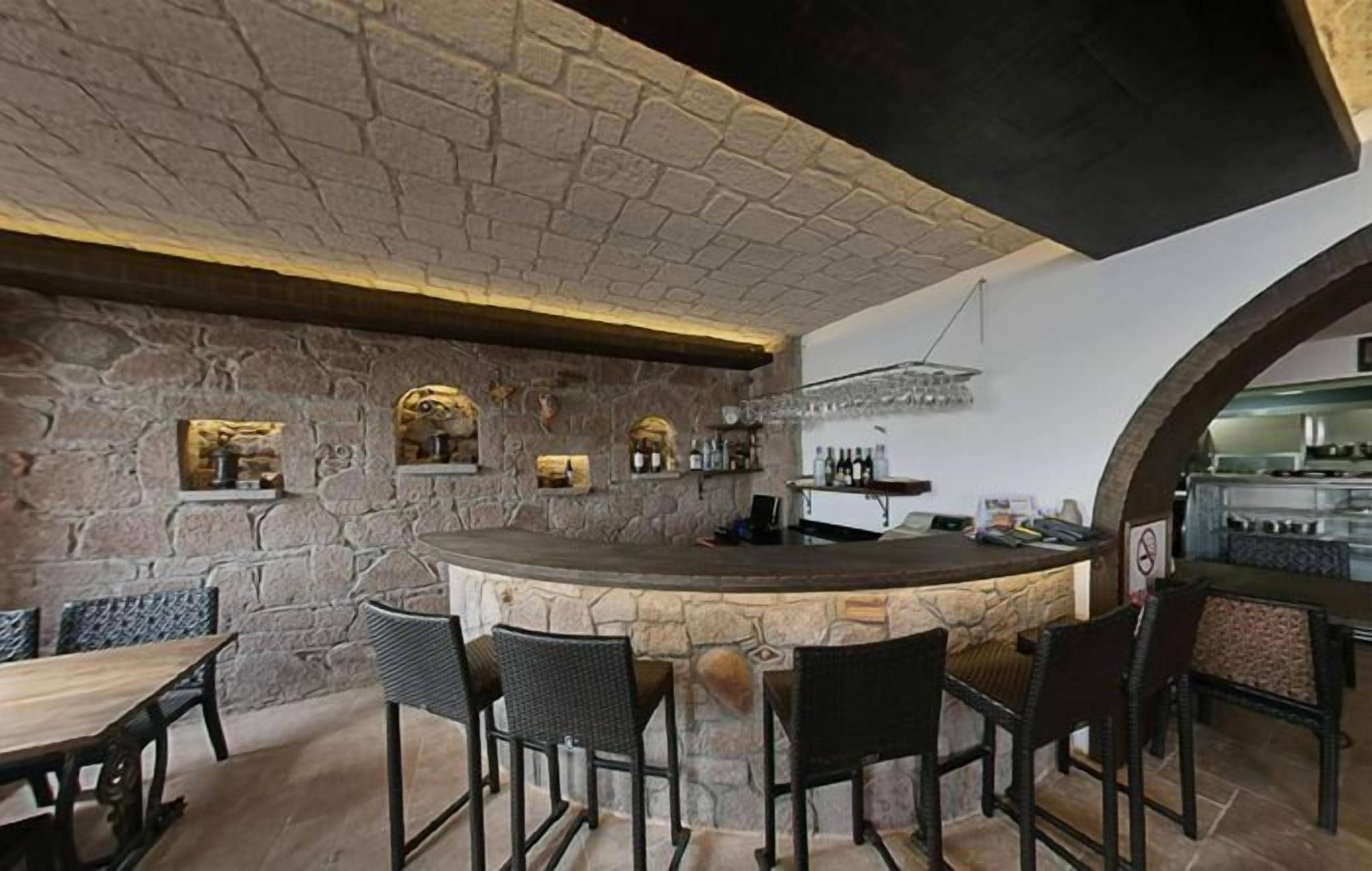 Pequenos-almoços, almoços, jantares servidos, cozinha internacional 