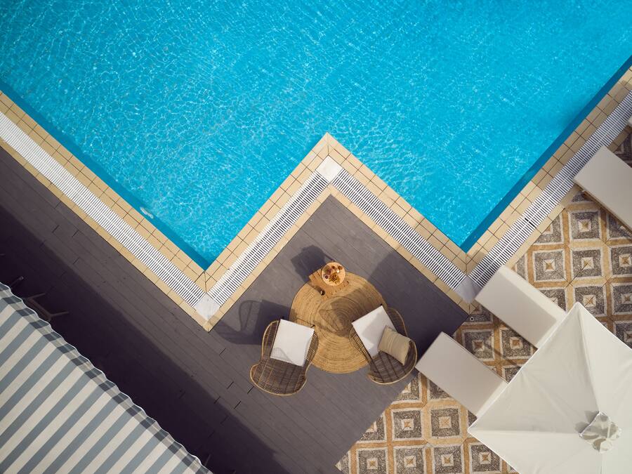 2 piscinas exteriores, guarda-sóis, espreguiçadeiras