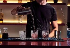 Junto à piscina, serve pequenos-almoços 