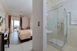 Quarto triplo superior, vista para o mar | Banheiro | Chuveiro, produtos de toalete grátis, secador de cabelo 
