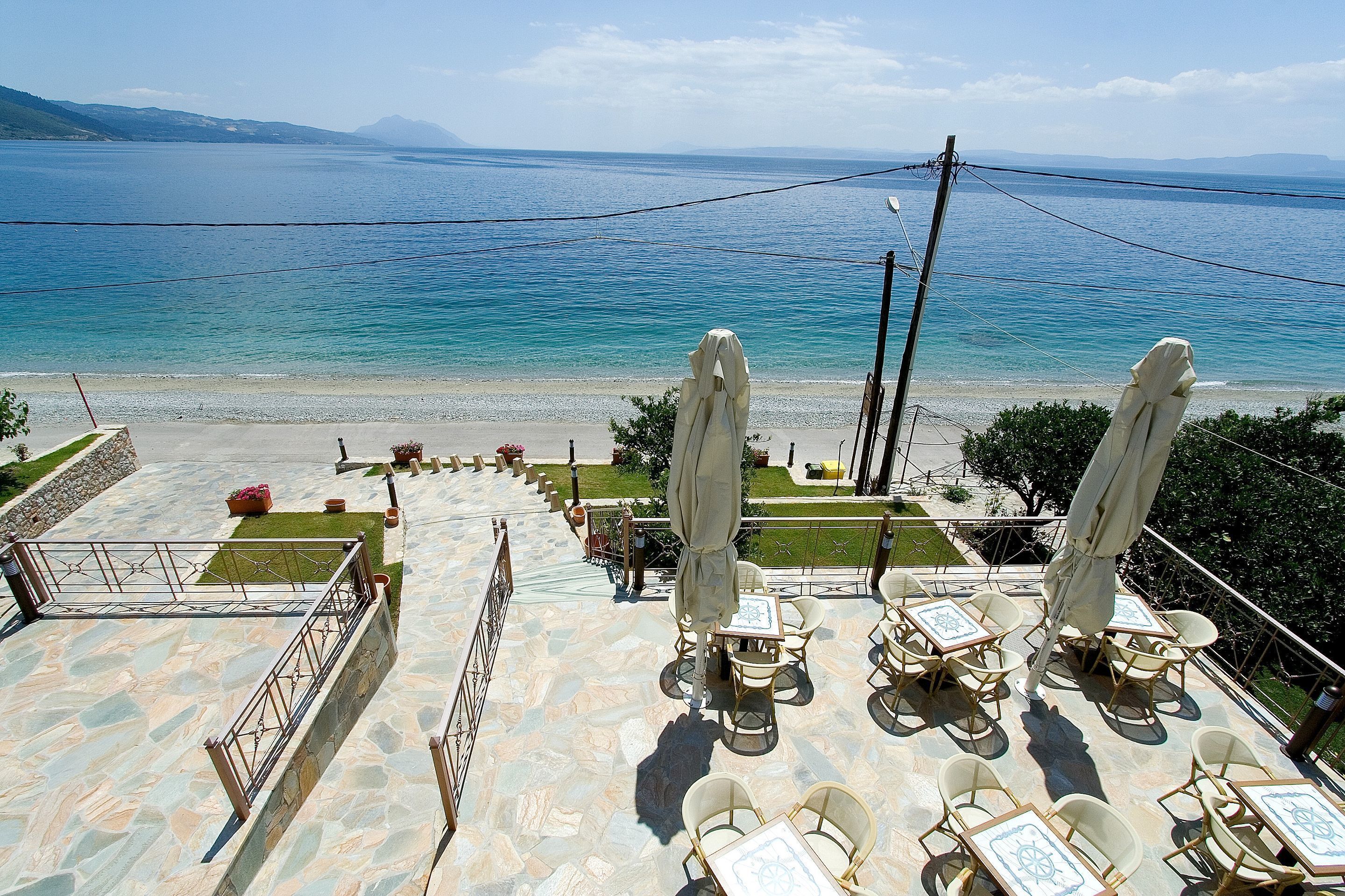 Na praia, espreguiçadeiras, guarda-sóis, prática de pesca 