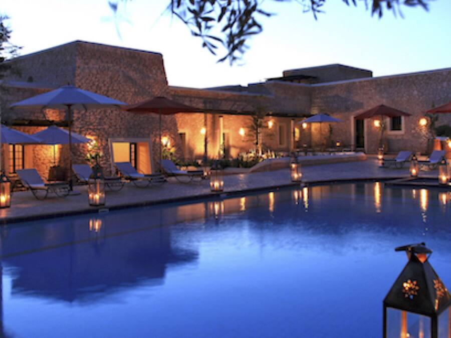 Piscina exterior, guarda-sóis, espreguiçadeiras