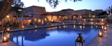 Piscina exterior, guarda-sóis, espreguiçadeiras 