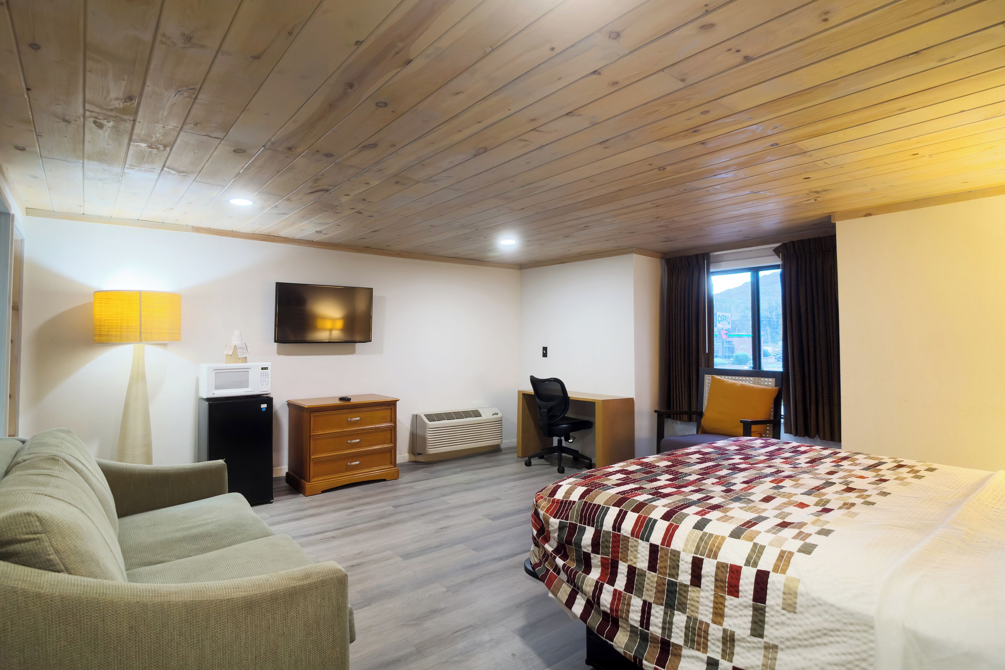 Quarto, 1 cama king-size | Secretária, ferro/tábua de engomar, Wi-fi grátis 