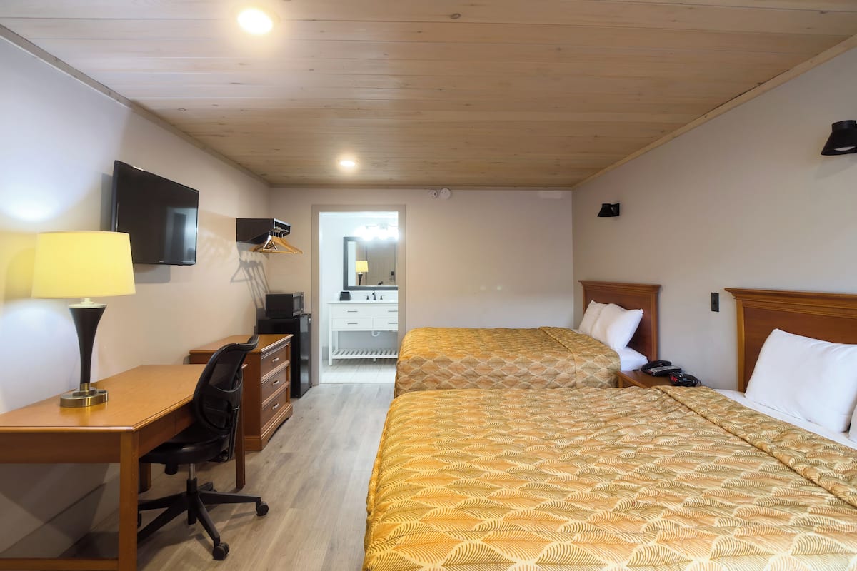 Quarto, 2 camas queen-size, vista para o rio | Secretária, ferro/tábua de engomar, Wi-fi grátis