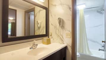 Quarto, 1 cama King, vista para o rio | Banheiro | Produtos de toalete grátis, secador de cabelo, toalhas de banho