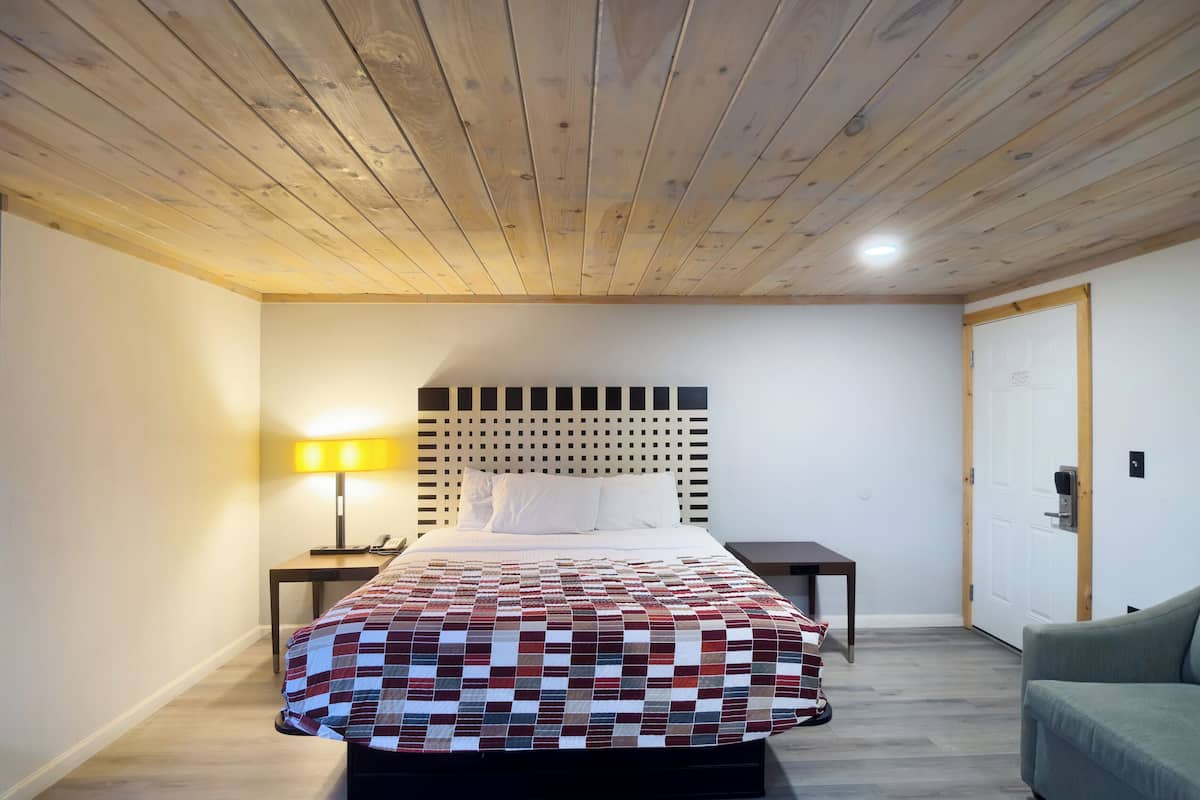 Quarto, 1 cama king-size | Secretária, ferro/tábua de engomar, Wi-fi grátis