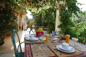 Almoços e jantares servidos, incluindo cozinha internacional 