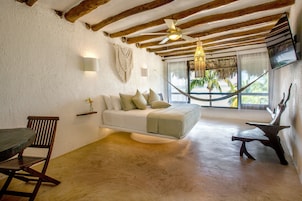 Quarto superior, 1 cama King | Roupas de cama premium, cofres nos quartos, Wi-Fi de cortesia