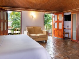 1 quarto, com decoração personalizada, com mobília individualizada 