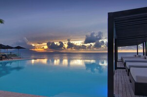 3 piscinas exteriores, toldos gratuitos, espreguiçadeiras 