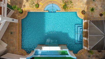 Piscina interna, 15 piscinas externas, barracas de cortesia, guarda-sóis