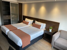 Quarto casal clássico | Camas com colchões pillow-top, frigobar, cofres nos quartos