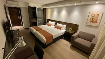 Camas de colchão pillowtop, minibar, cofre com capacidade para portátil