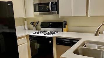 Apartamento, 3 quartos, 2 banheiros | Cozinha privada | Geladeira grande, micro-ondas, fogão, cooktop