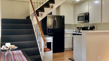 Apartamento, 3 quartos, 2 banheiros | Cozinha privada | Geladeira grande, micro-ondas, fogão, cooktop