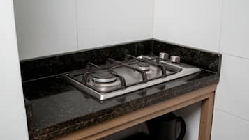 Bungalow, cozinha, vista para o jardim (doble) | Cozinha privada | Um frigorífico/congelador grande, um micro-ondas