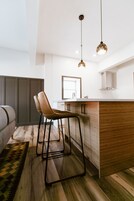 Apartamento Deluxe, 1 cama queen-size e sofá-cama, cozinha | Cozinha privada | Um frigorífico, uma cafeteira/bule 