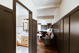 Quarto Deluxe, 1 cama king-size e sofá-cama | Edredões de penas, Wi-fi grátis, roupa de cama fornecida 