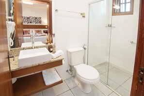 Suite Standard | Roupa hipoalergénica, minibar, com decoração personalizada
