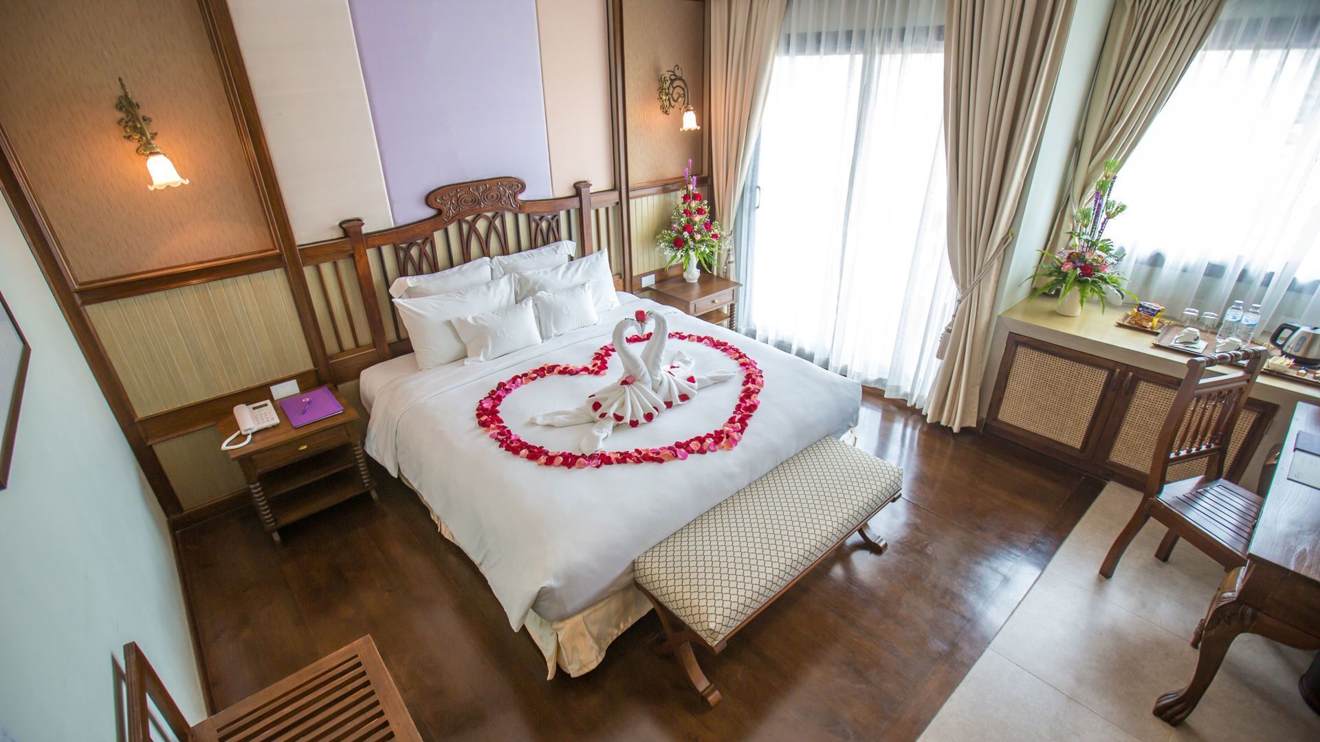 Frigobar, cofres nos quartos, escrivaninha, quartos à prova de som