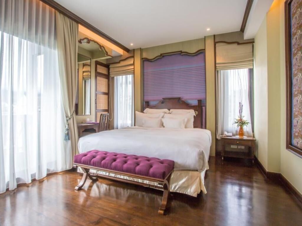 Frigobar, cofres nos quartos, escrivaninha, quartos à prova de som