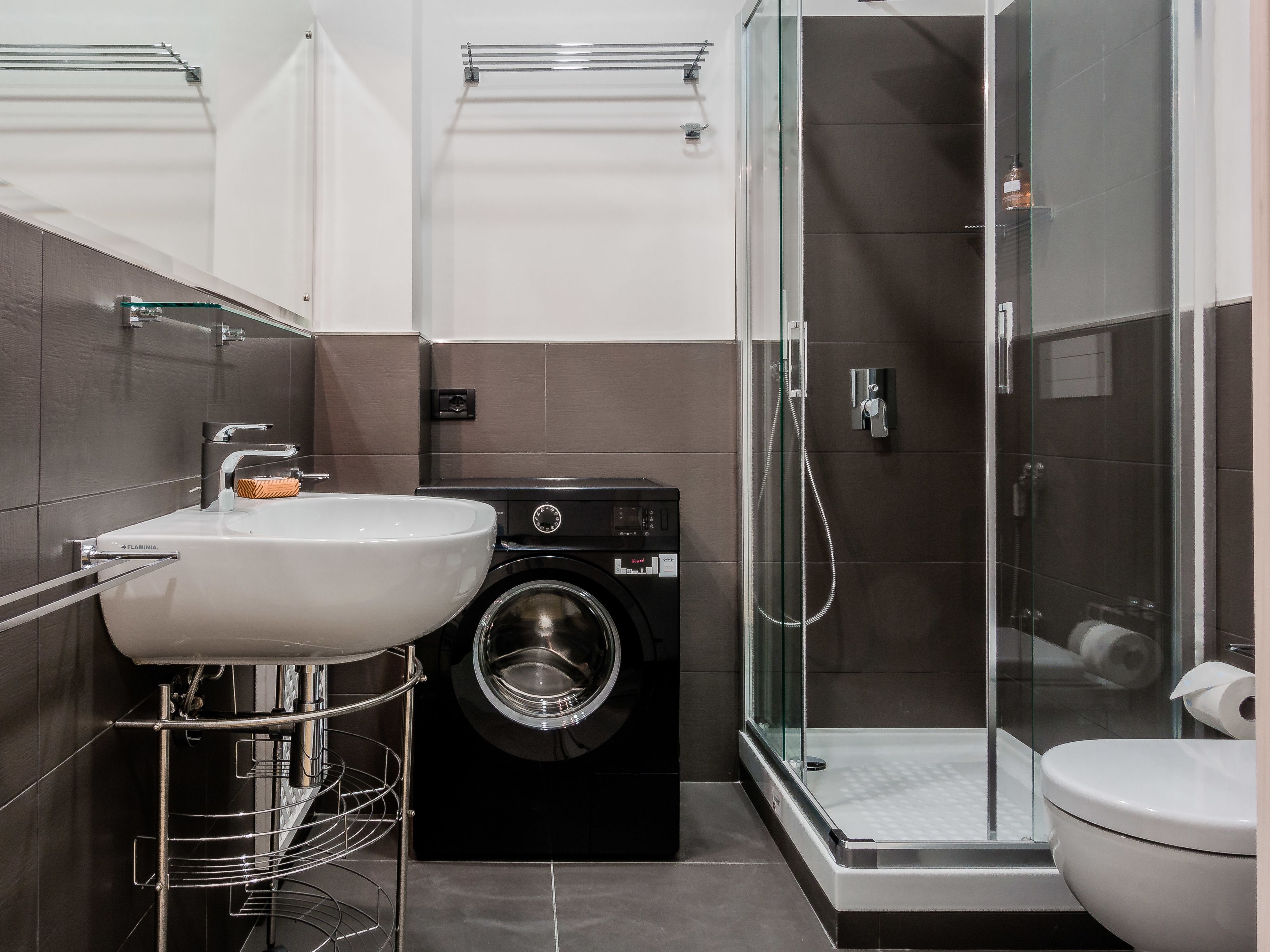 Condo luxo, 1 quarto, cozinha | Banheiro | Chuveiro, chuveiro com efeito de chuva, produtos de toalete grátis 